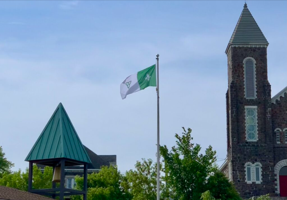 Council unanimously approves flying Franco Ontarian flag at city hall